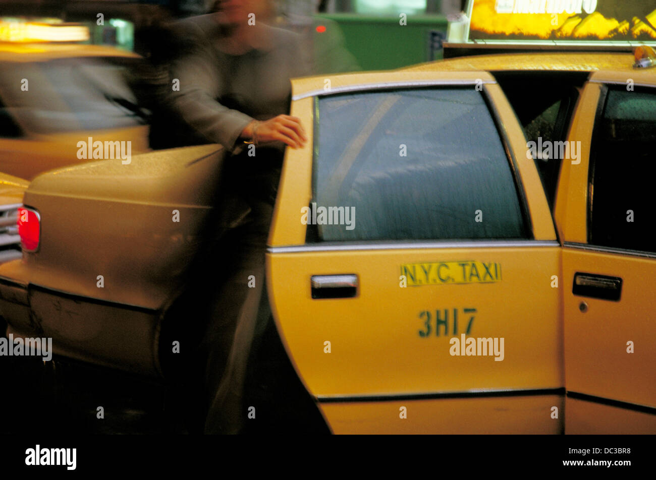 Person leaving new york city hi-res stock photography and images - Alamy