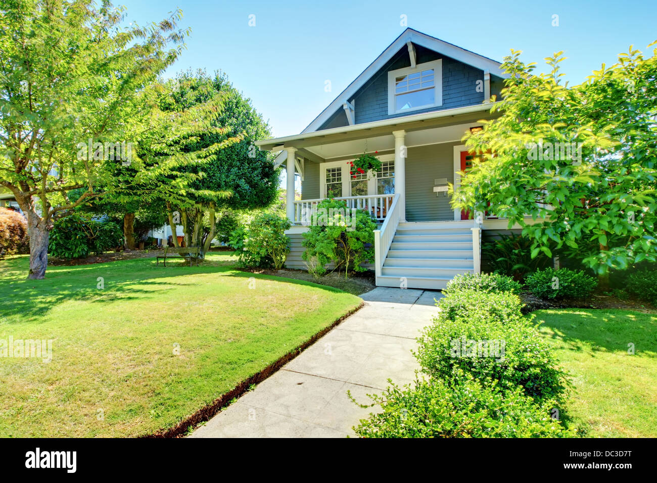 Driveway staircase white house hi-res stock photography and images - Alamy