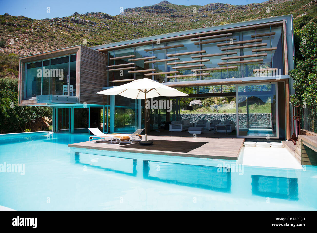 Modern house and swimming pool Stock Photo - Alamy