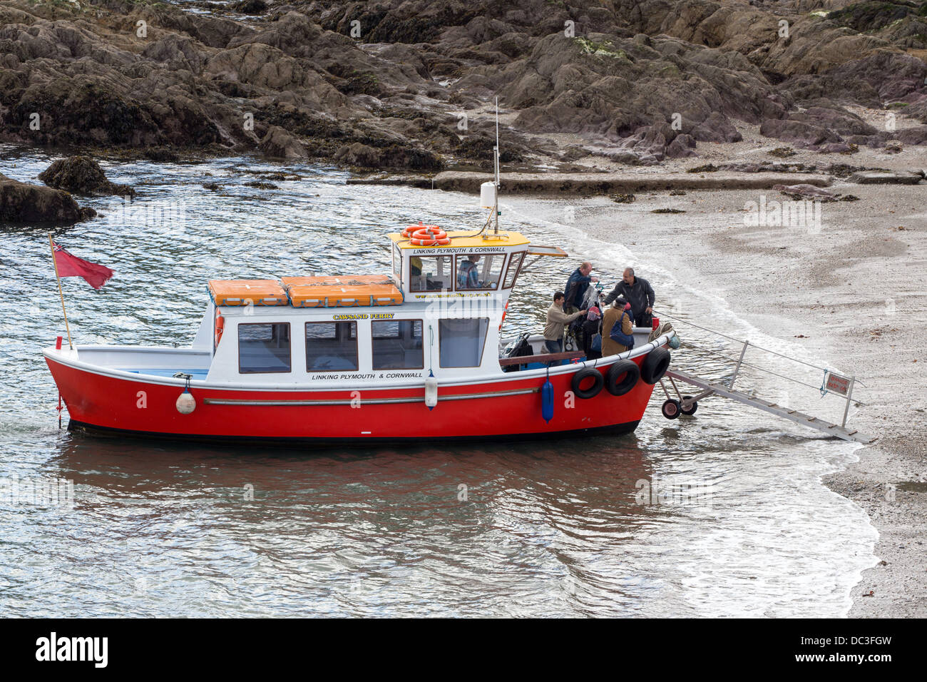 The Cawsand Ferry discharges its passengers on the beach Stock Photo ...