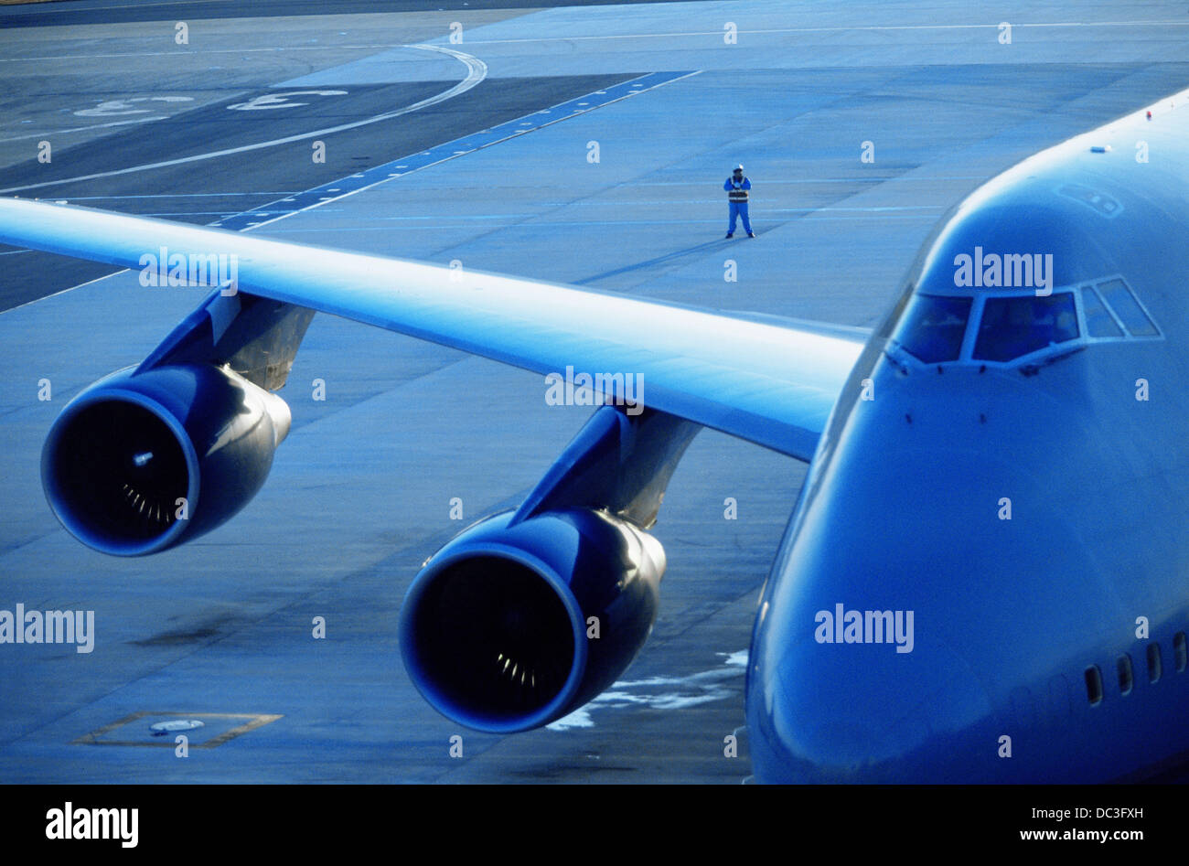 747 aircraft runway sunset hi-res stock photography and images - Alamy
