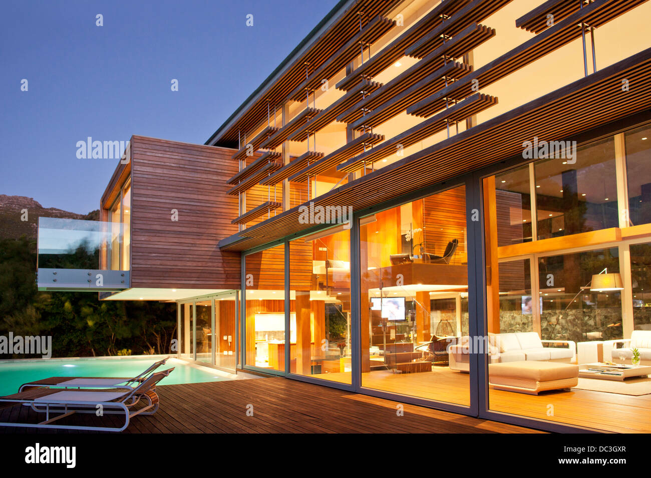 Modern house night hi-res stock photography and images - Alamy
