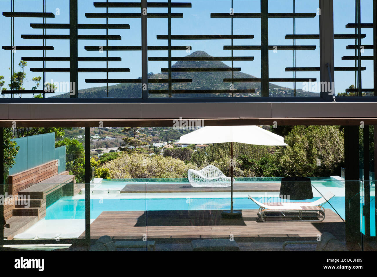 Viewing house hi-res stock photography and images - Alamy