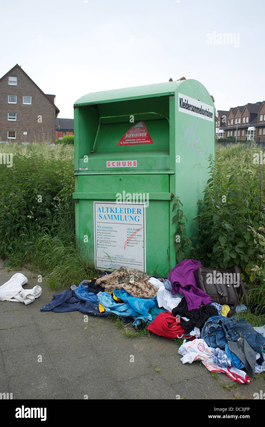 Clothing bank hi-res stock photography and images - Alamy