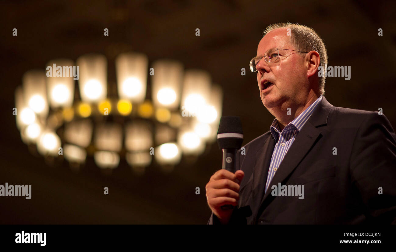 SPD chancellor candidate Peer Steinbrueck talks during a discussion ... SPD chancellor candidate Peer Steinbrueck talks during a discussion ...