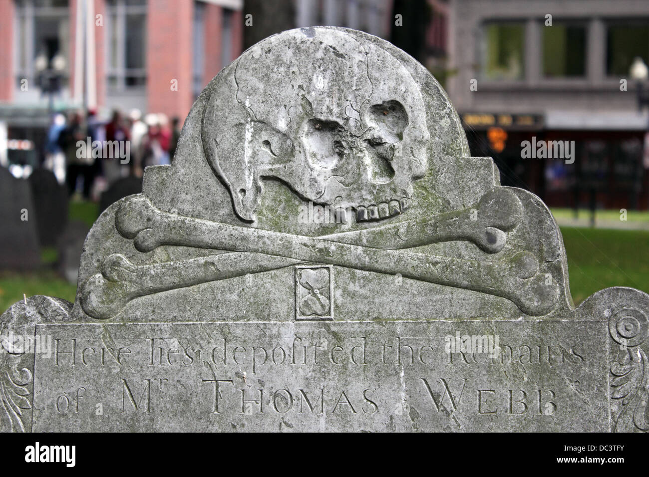 Skull and crossed bones design on an 18th century gravestone, Granary ...