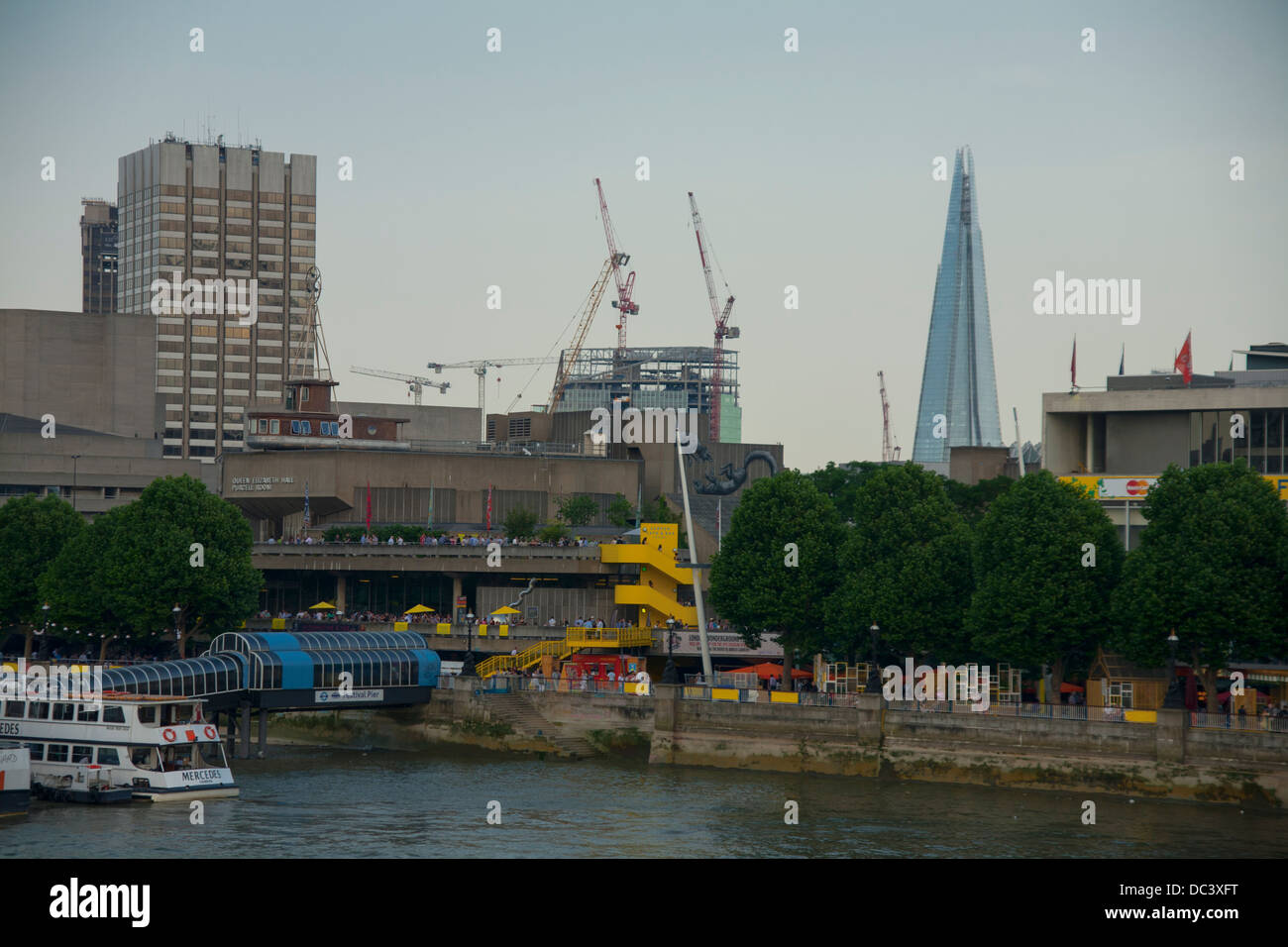 London glass building tall building hi-res stock photography and images ...