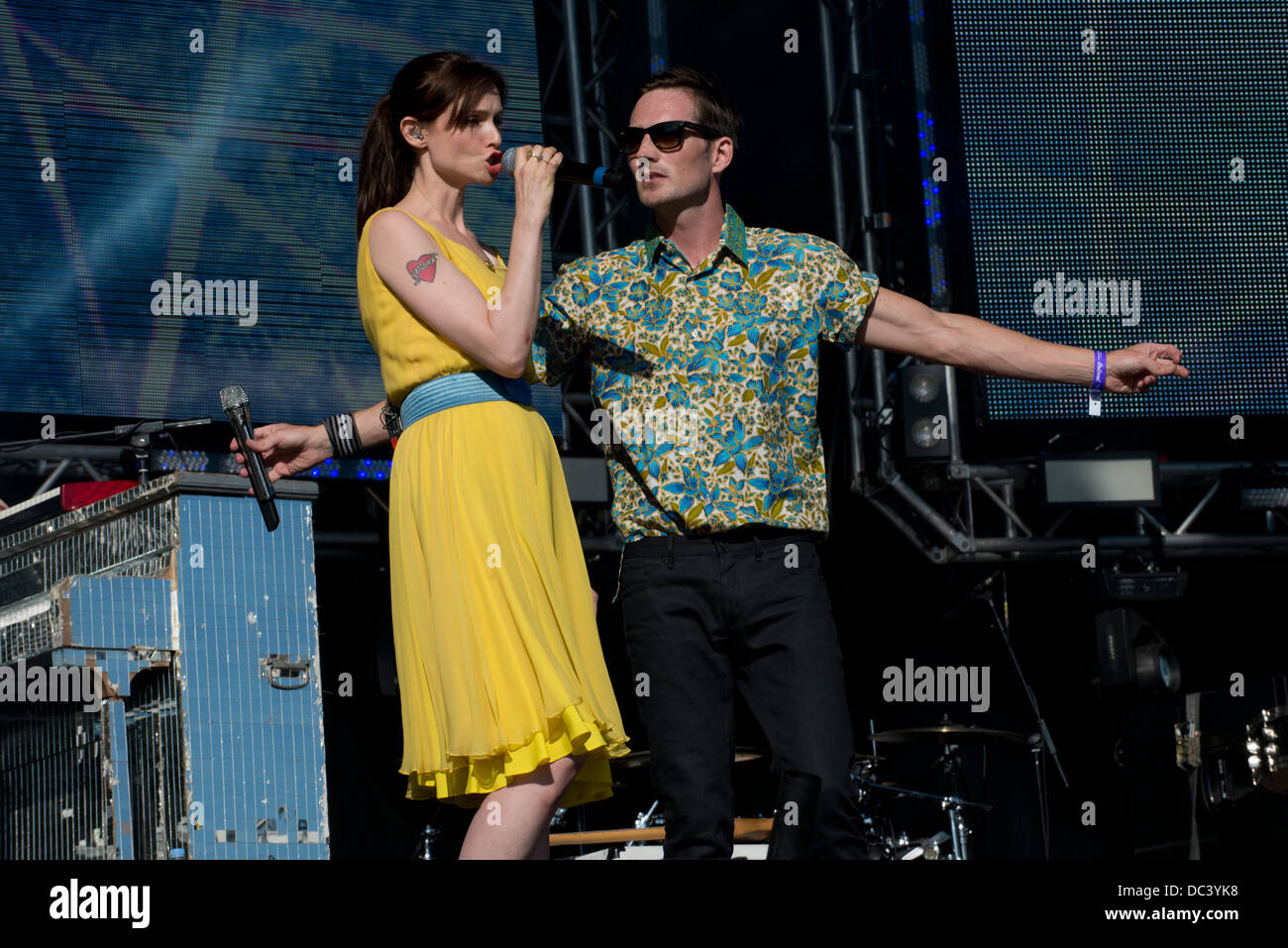Sophie ellis bextor performs on stage with dan gillespie sells hi-res ...