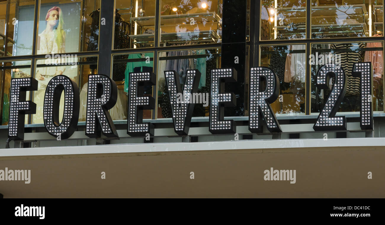 Forever 21 is an American chain of clothing retailers Stock Photo - Alamy