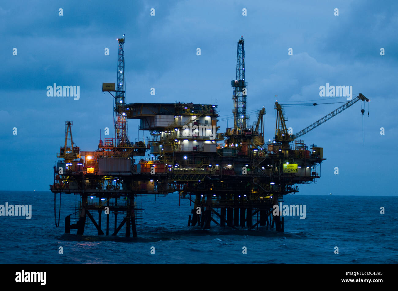 Water oil rig hi-res stock photography and images - Alamy