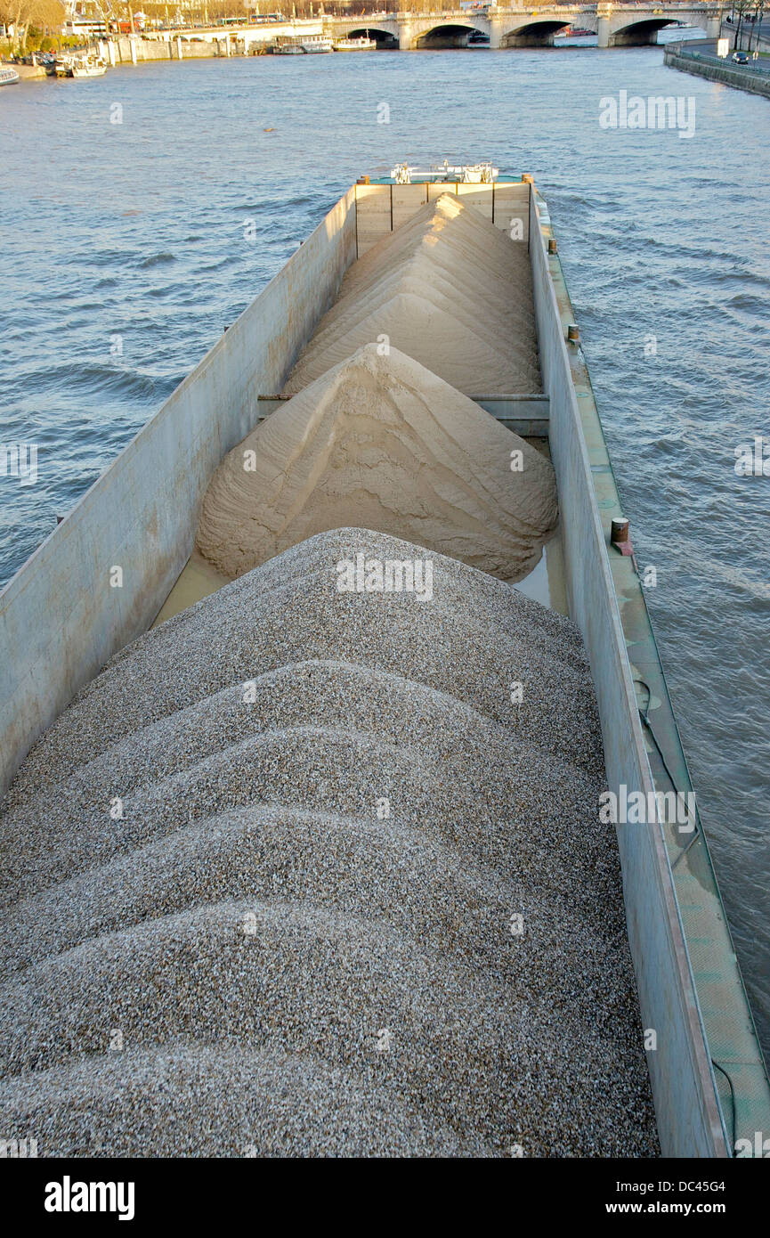 péniche carrying sand and gravel, on the Seine River in Paris Stock ...