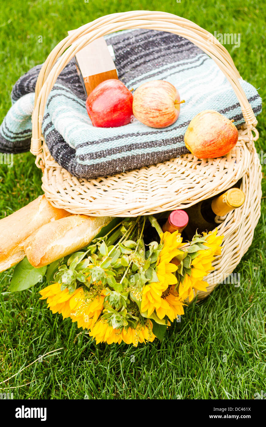 Summer picnic with a basket of food in the park Stock Photo - Alamy
