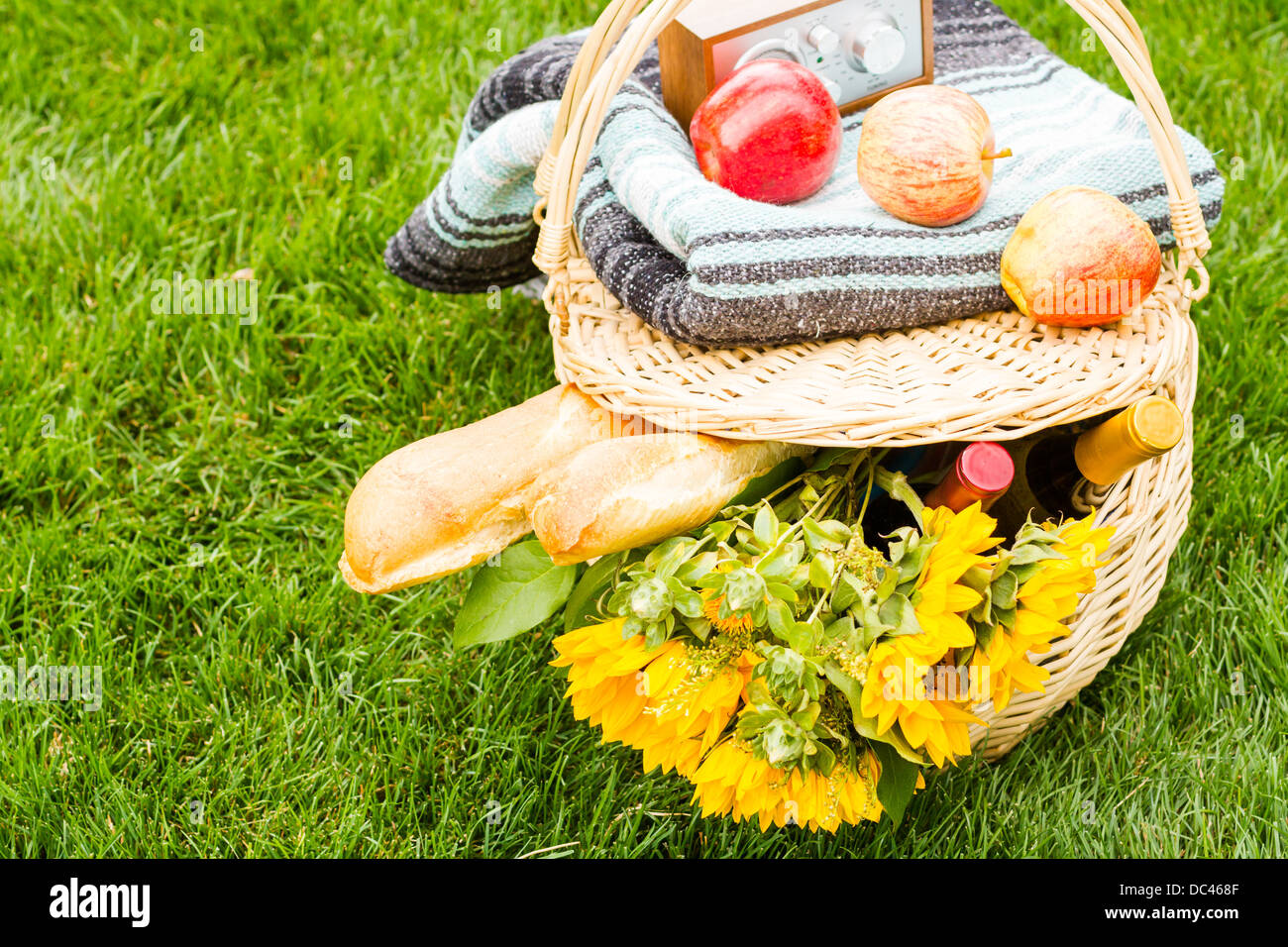 Summer picnic with a basket of food in the park Stock Photo - Alamy