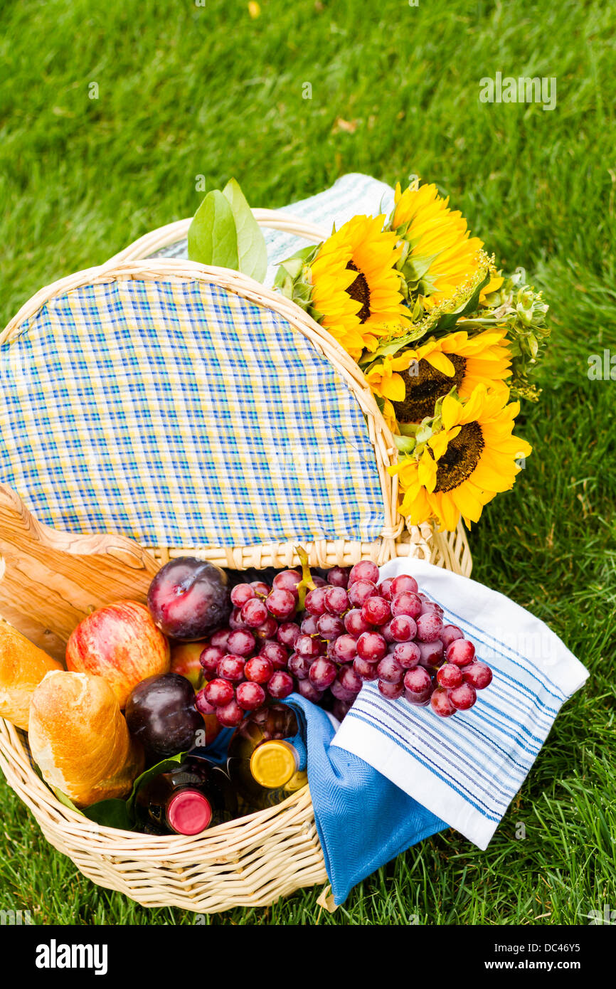 Summer picnic with a basket of food in the park Stock Photo - Alamy