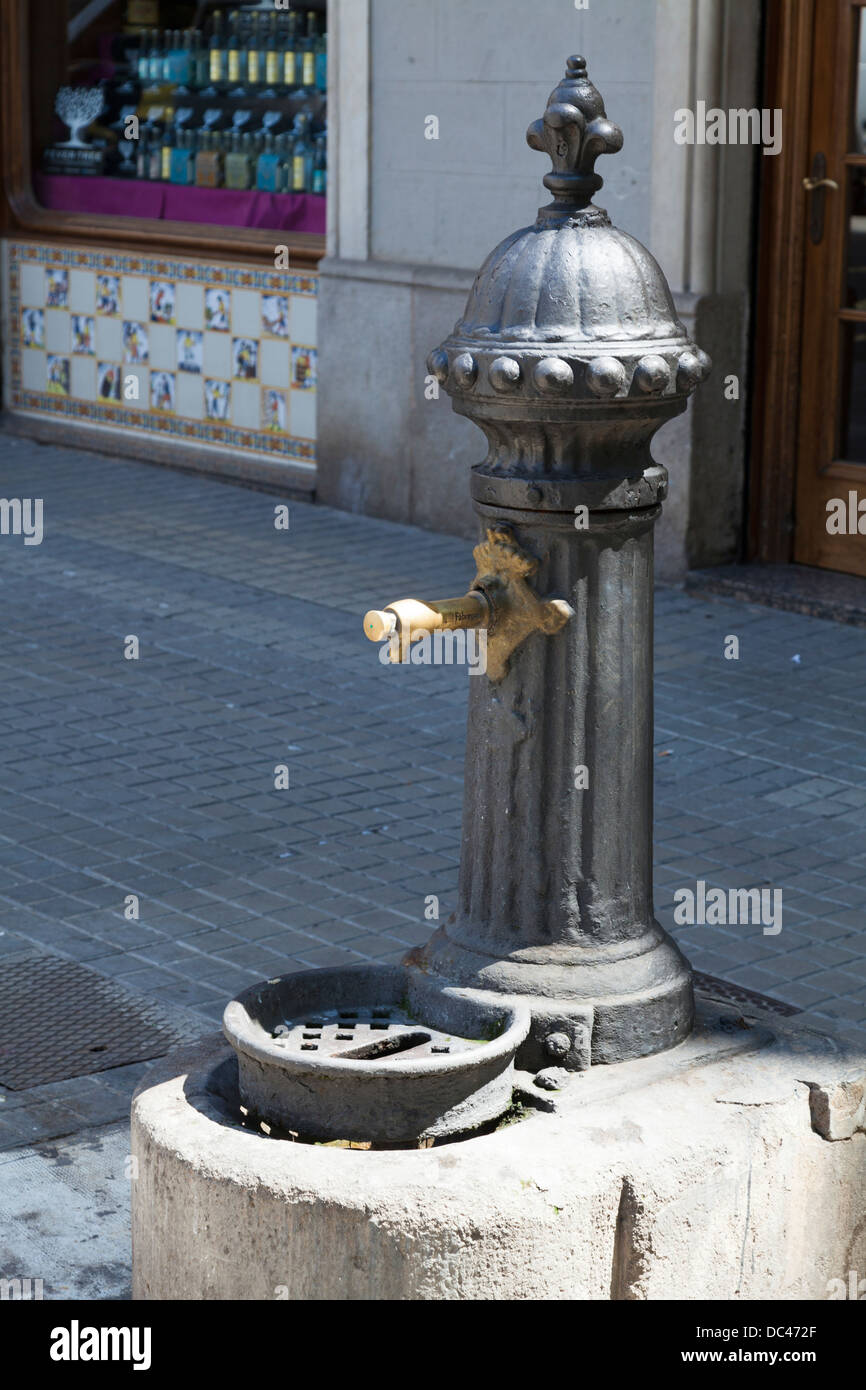 Street with fountain hi-res stock photography and images - Alamy