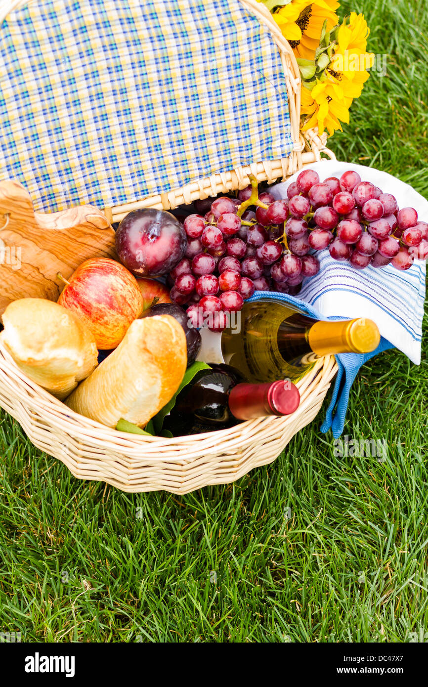 Summer picnic with a basket of food in the park Stock Photo - Alamy