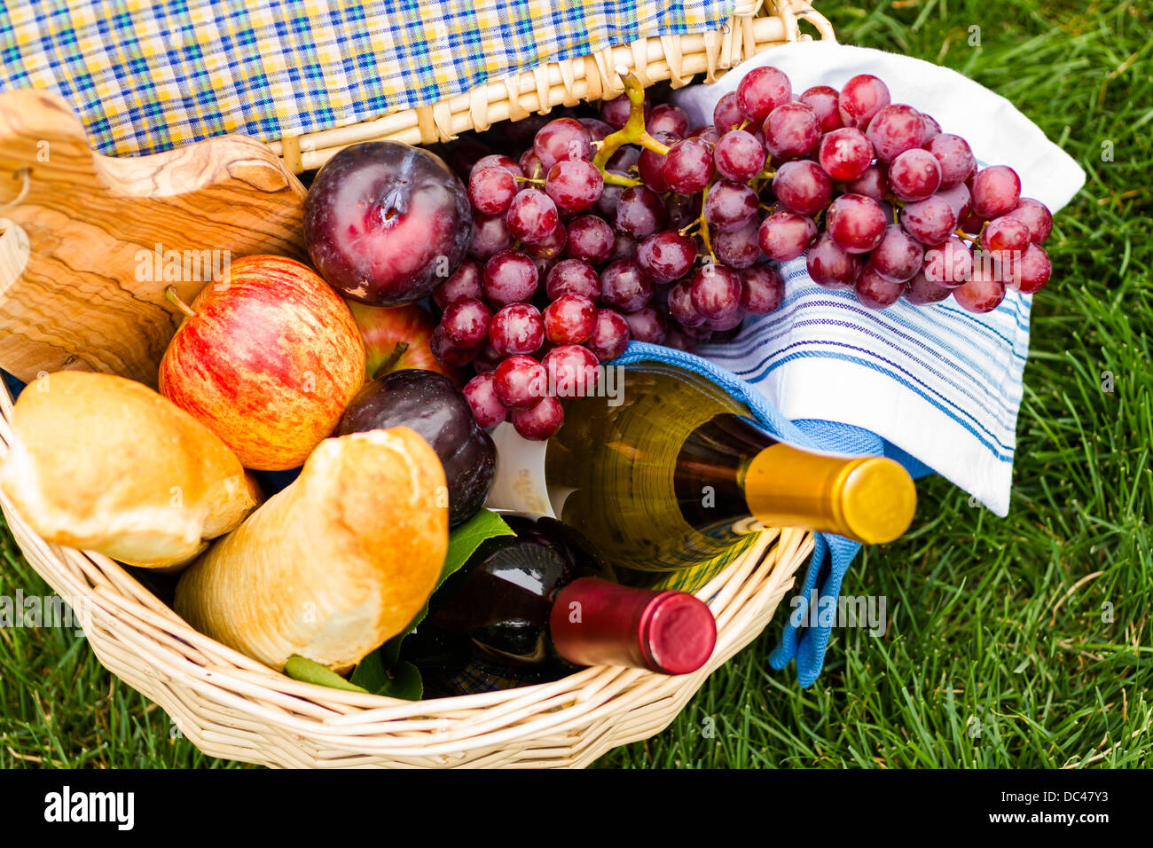 Summer picnic with a basket of food in the park Stock Photo - Alamy
