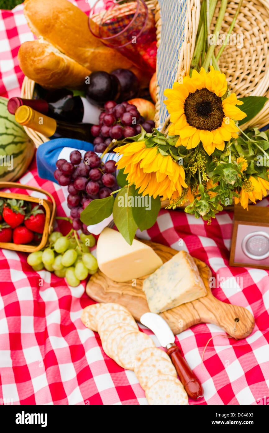 Summer picnic with a basket of food in the park Stock Photo - Alamy