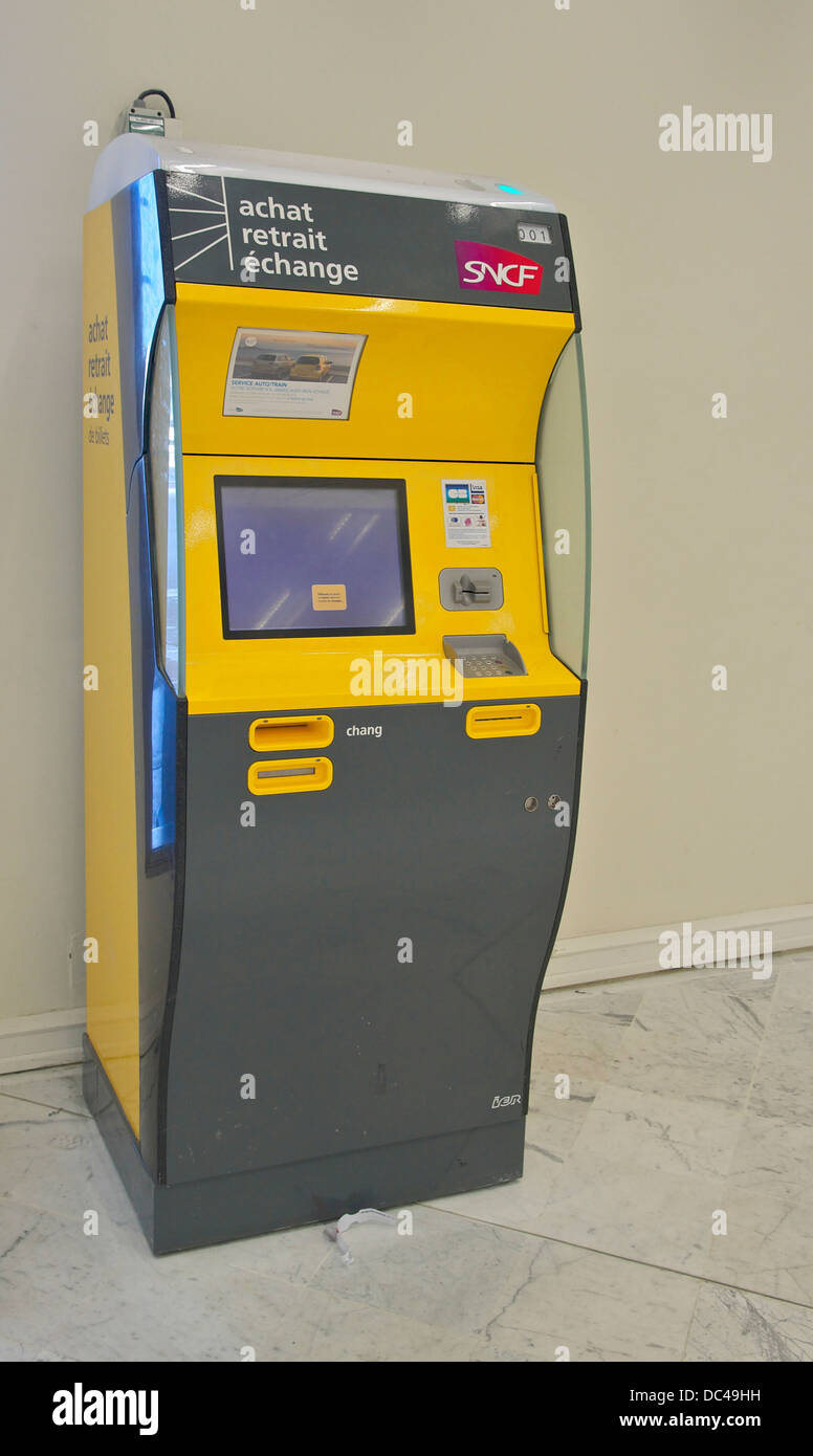 Airport ticket machine hi-res stock photography and images - Alamy