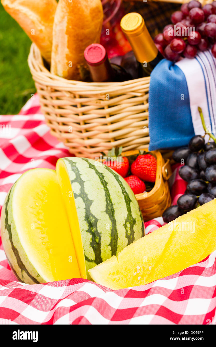 Summer picnic with a basket of food in the park Stock Photo - Alamy