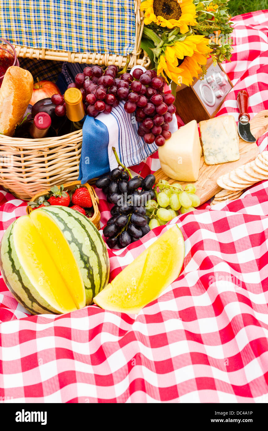 Summer picnic with a basket of food in the park Stock Photo - Alamy