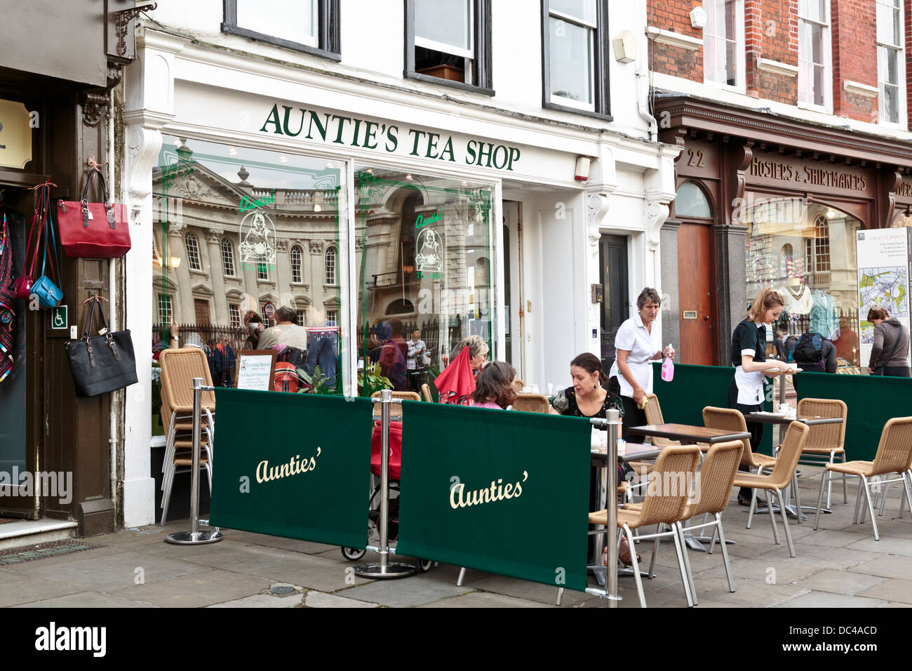 Aunties hi-res stock photography and images - Alamy
