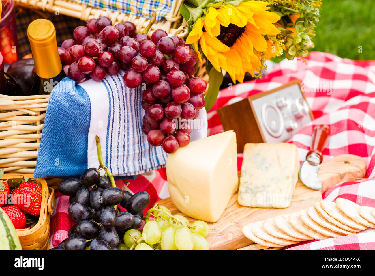 Summer picnic with a basket of food in the park Stock Photo - Alamy