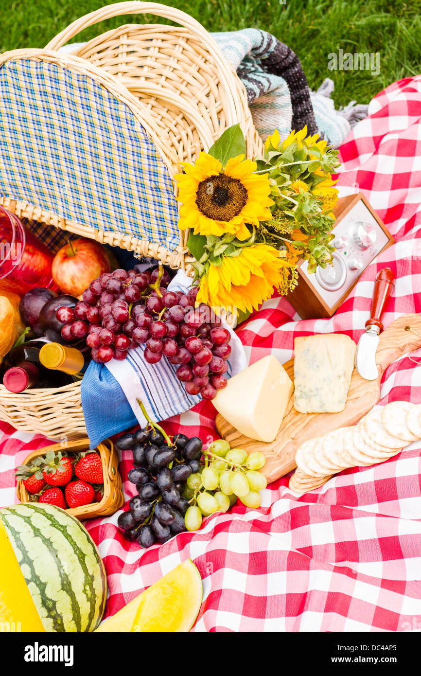 Summer picnic with a basket of food in the park Stock Photo - Alamy
