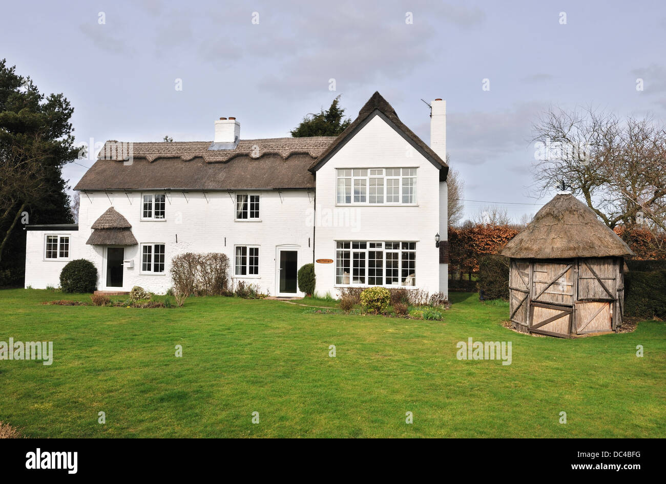 Traditional thatched cottage, Norfolk, uk Stock Photo - Alamy