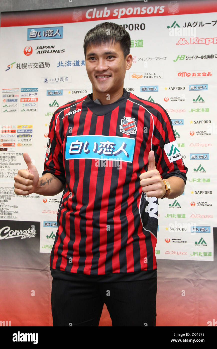 Vietnamese footballer Le Cong Vinh poses for the photographers after a ...