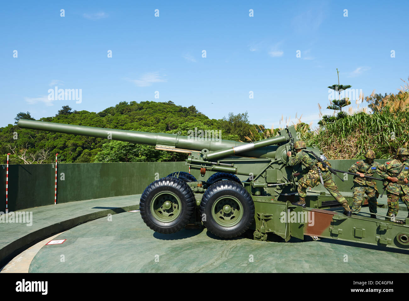 The Taiwan Military soldiers performing positional and firing drills on ...
