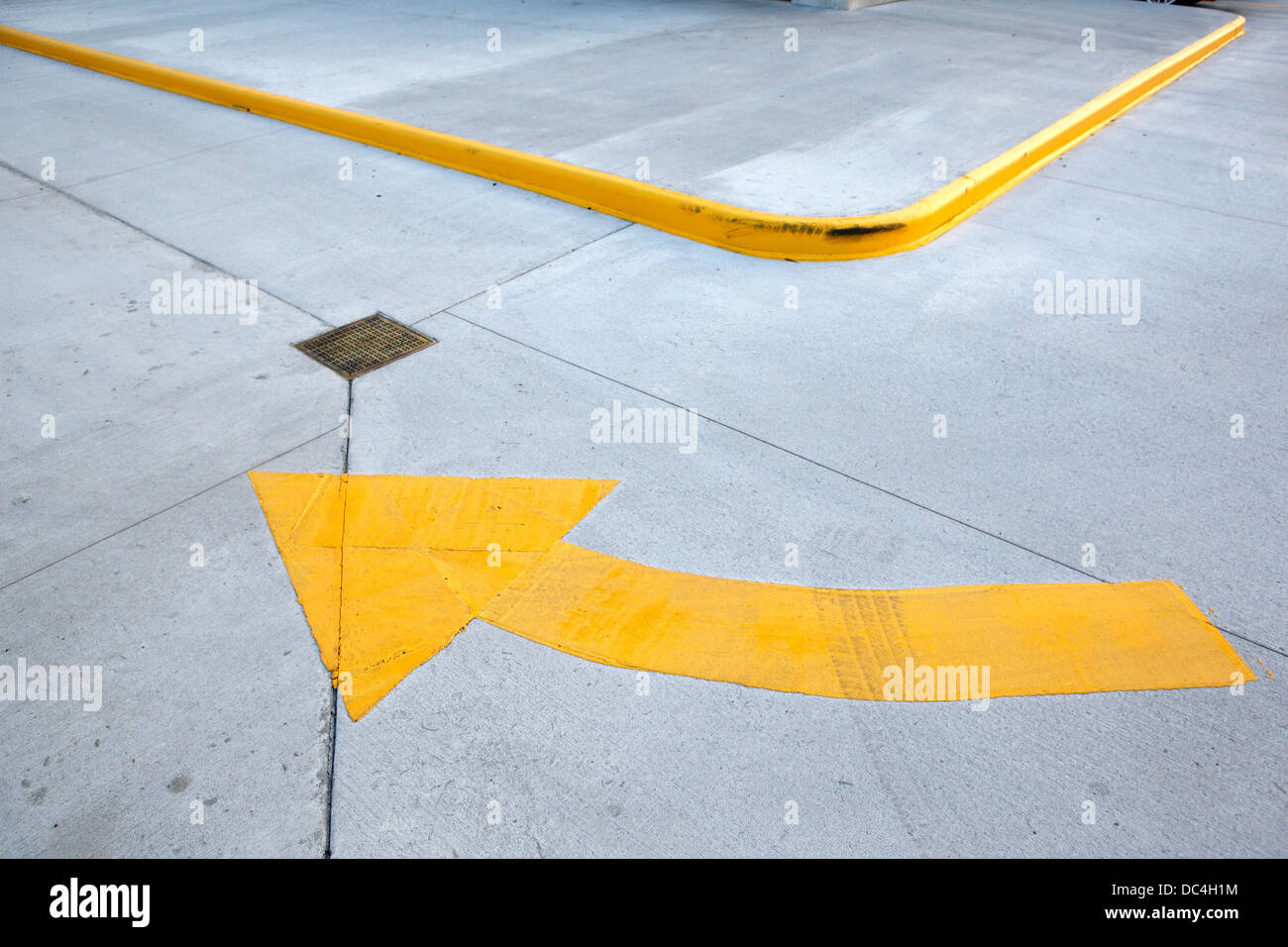 Curb markings hi-res stock photography and images - Alamy