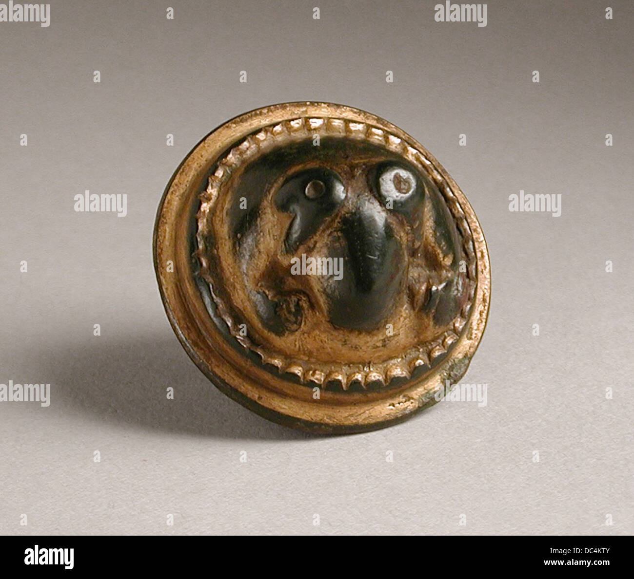 Button sculpture hi-res stock photography and images - Alamy