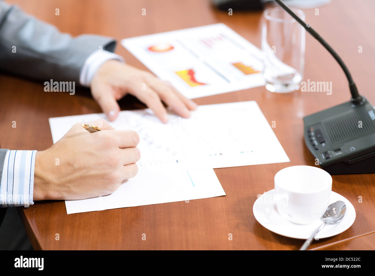 Politician signing document hi-res stock photography and images - Alamy