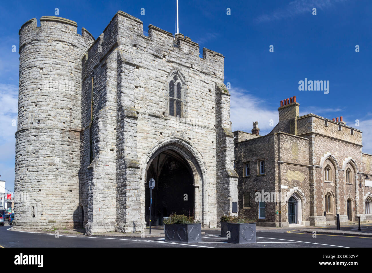 Medieval gatehouse hi-res stock photography and images - Alamy