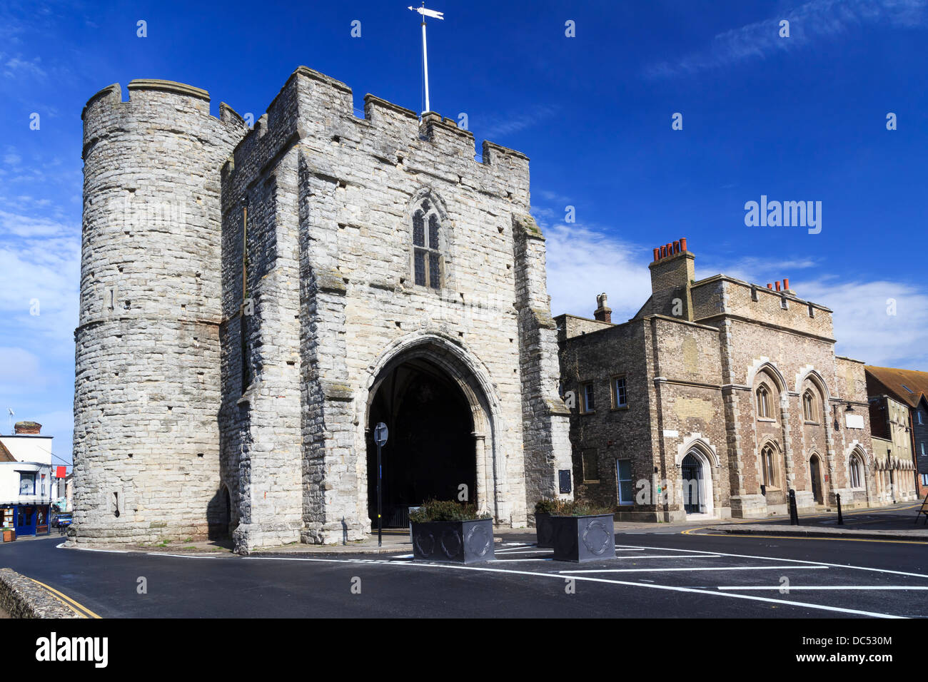 Medieval gatehouse hi-res stock photography and images - Alamy
