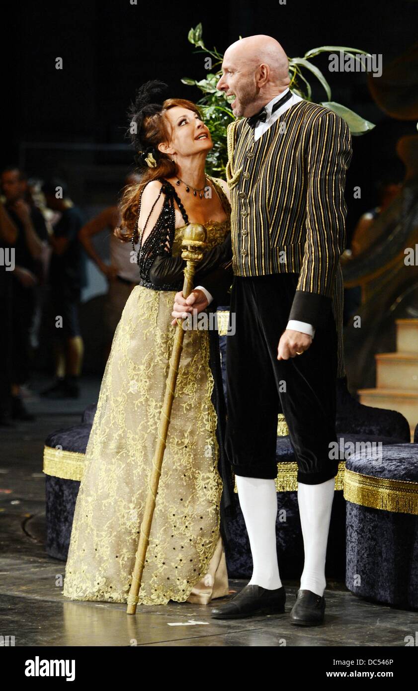 Anna Maria Kaufmann in the role of Sylva Varescu and Ralph Morgenstern ...