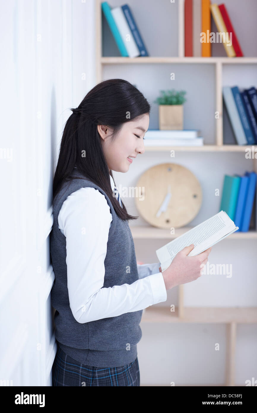 Asian teenager girl reading book hi-res stock photography and images ...