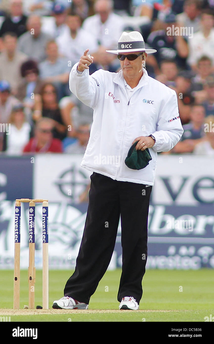 Cricket umpire signals out hi-res stock photography and images - Alamy