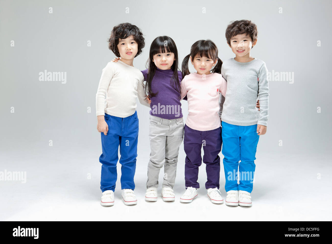 kids standing in line with arms around each other Stock Photo - Alamy