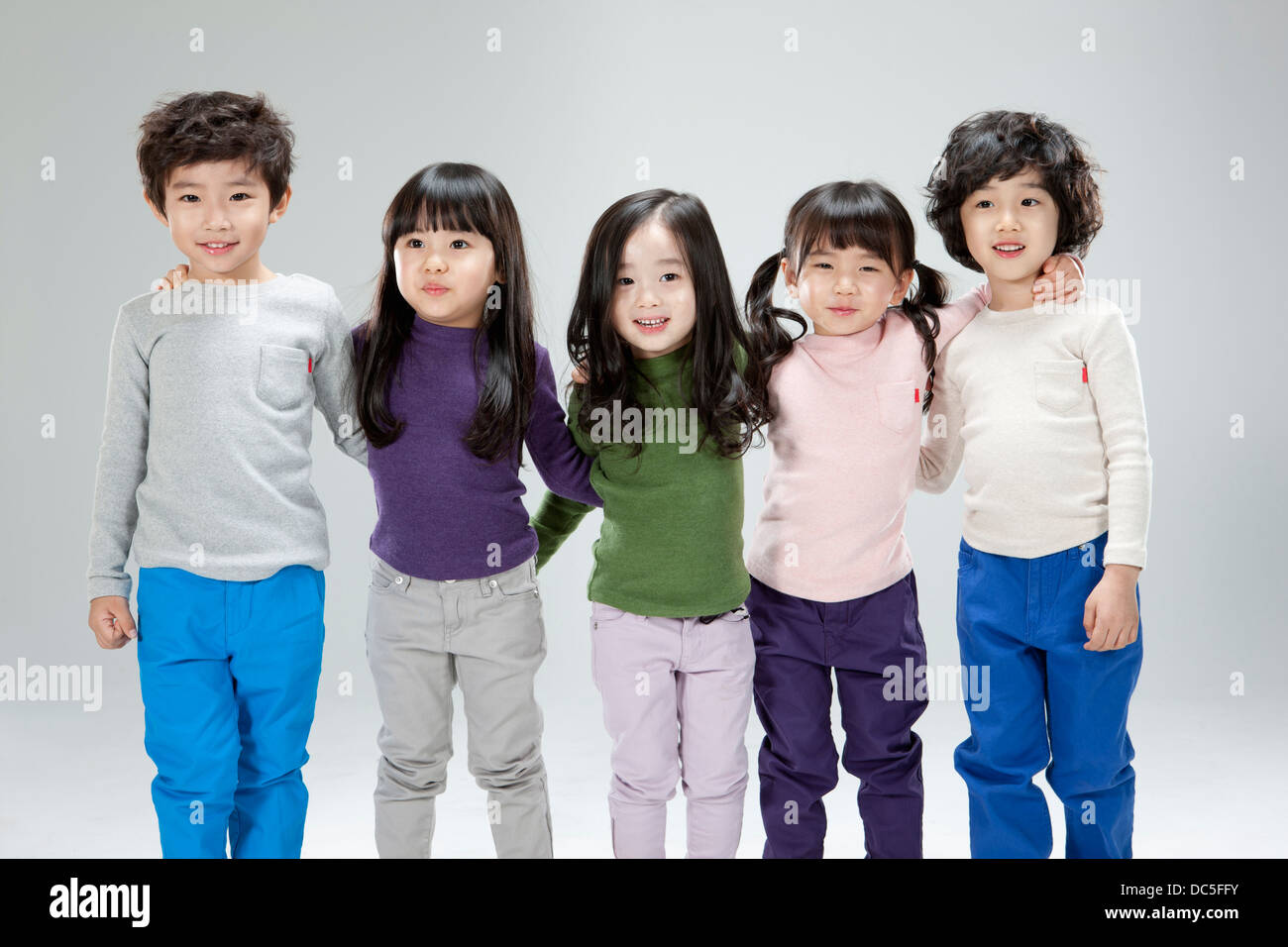 kids standing in line with arms around each other Stock Photo - Alamy