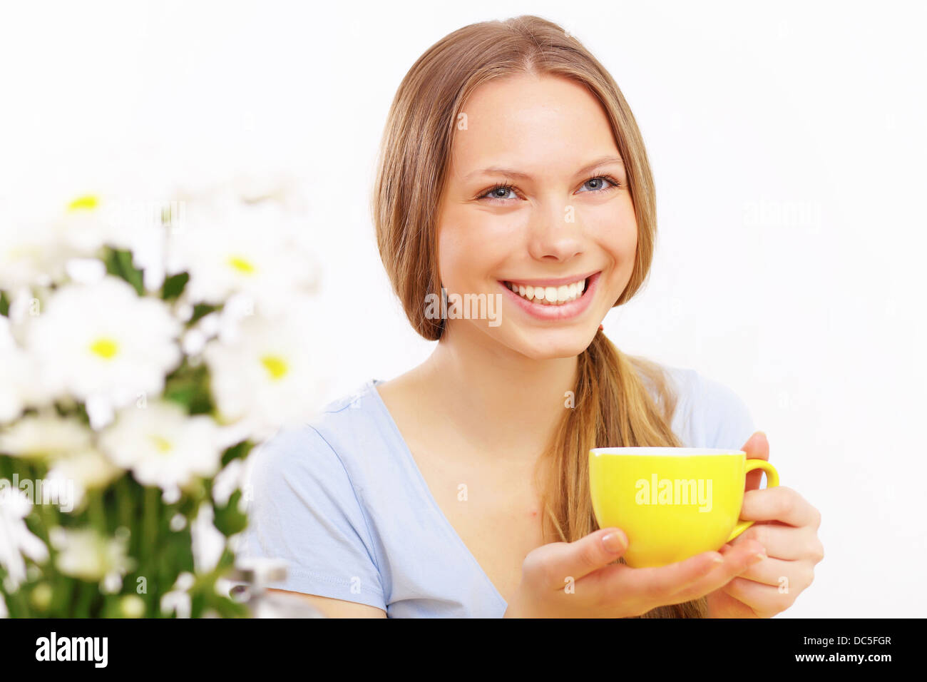 Beautiful young woman drinking tea Stock Photo - Alamy