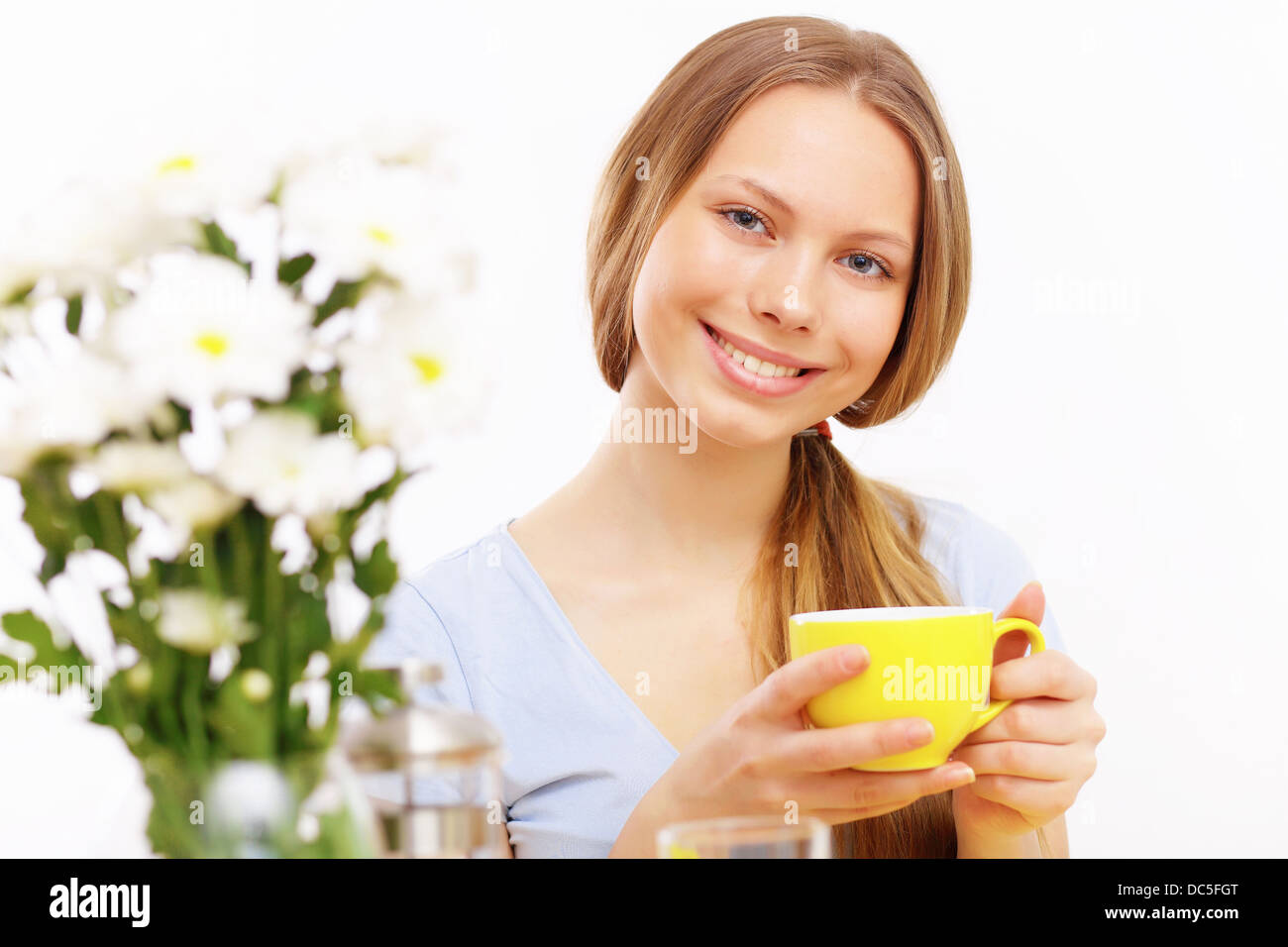 Beautiful young woman drinking tea Stock Photo - Alamy