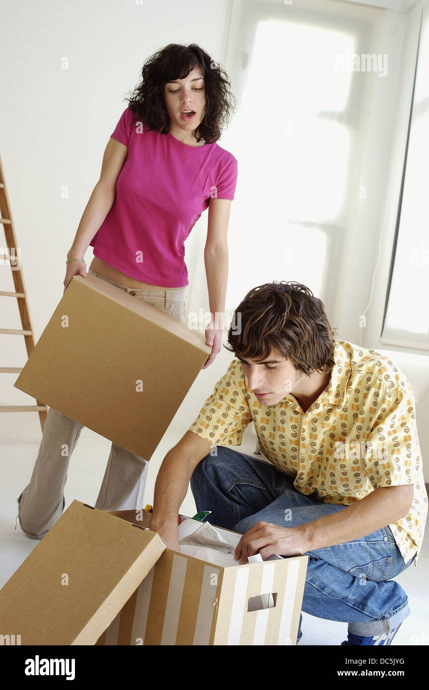 Couple moving home Stock Photo - Alamy