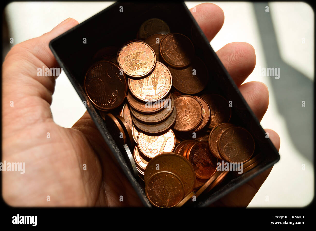 Hand holding coins hi-res stock photography and images - Alamy