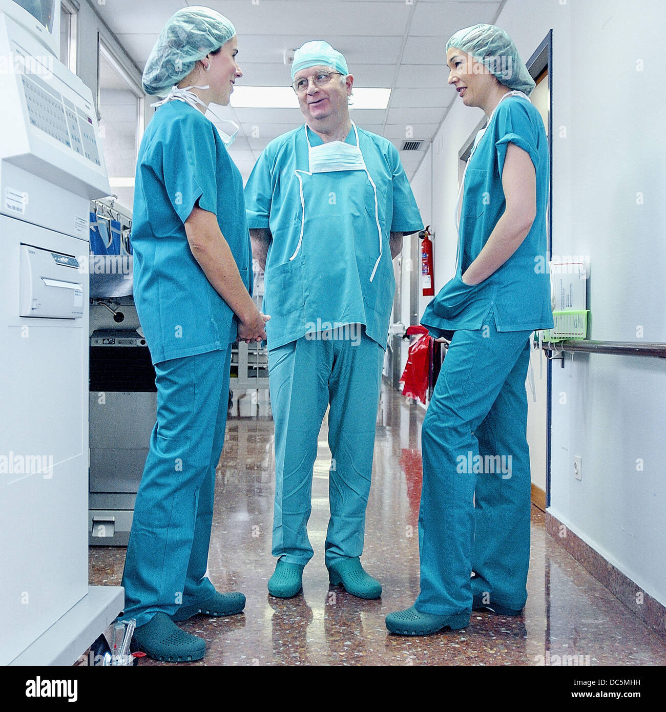 Surgeons square hi-res stock photography and images - Alamy