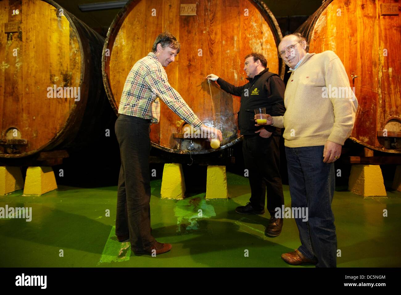 Cider pouring basque hi-res stock photography and images - Alamy