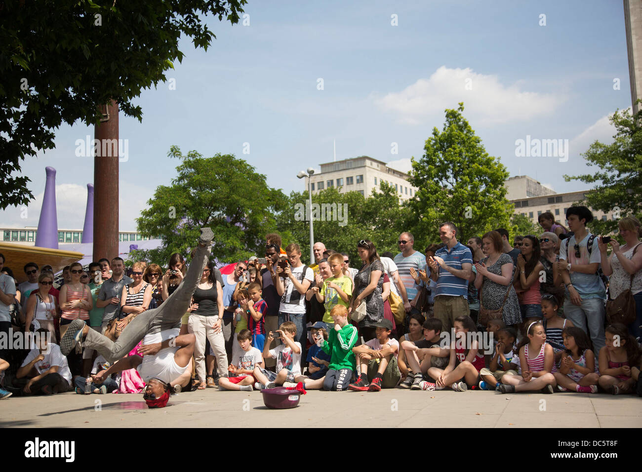 Breakdance crowd hi-res stock photography and images - Alamy