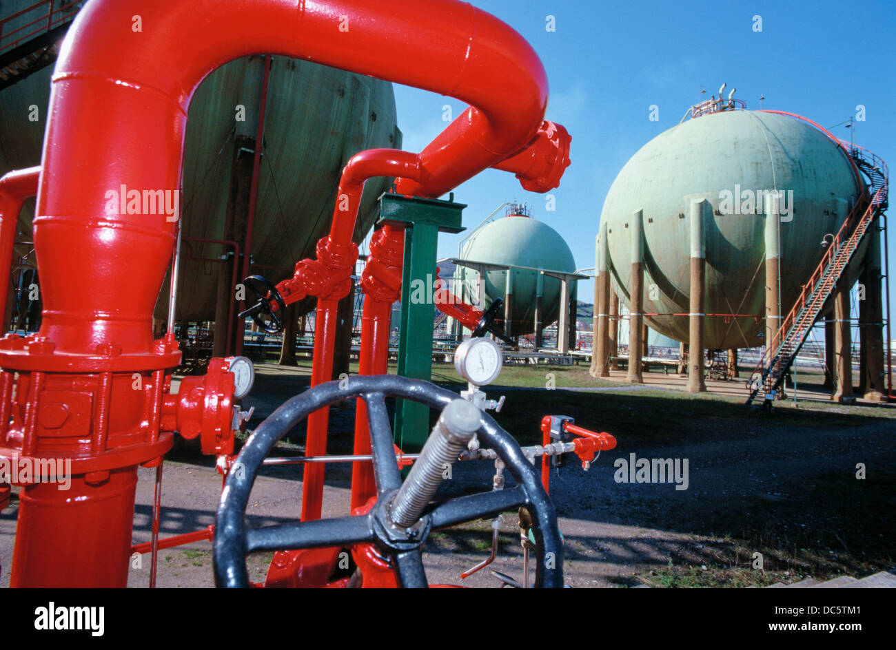Oil refinery plant Stock Photo - Alamy