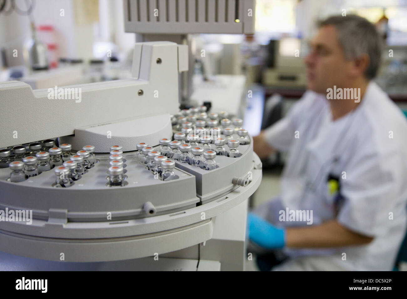 Researcher of physics hi-res stock photography and images - Alamy